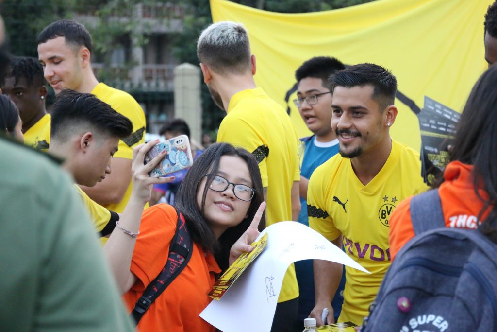 CLB Borussia Dortmund giao lưu bóng đá với hơn 130 học sinh tại ULIS ...