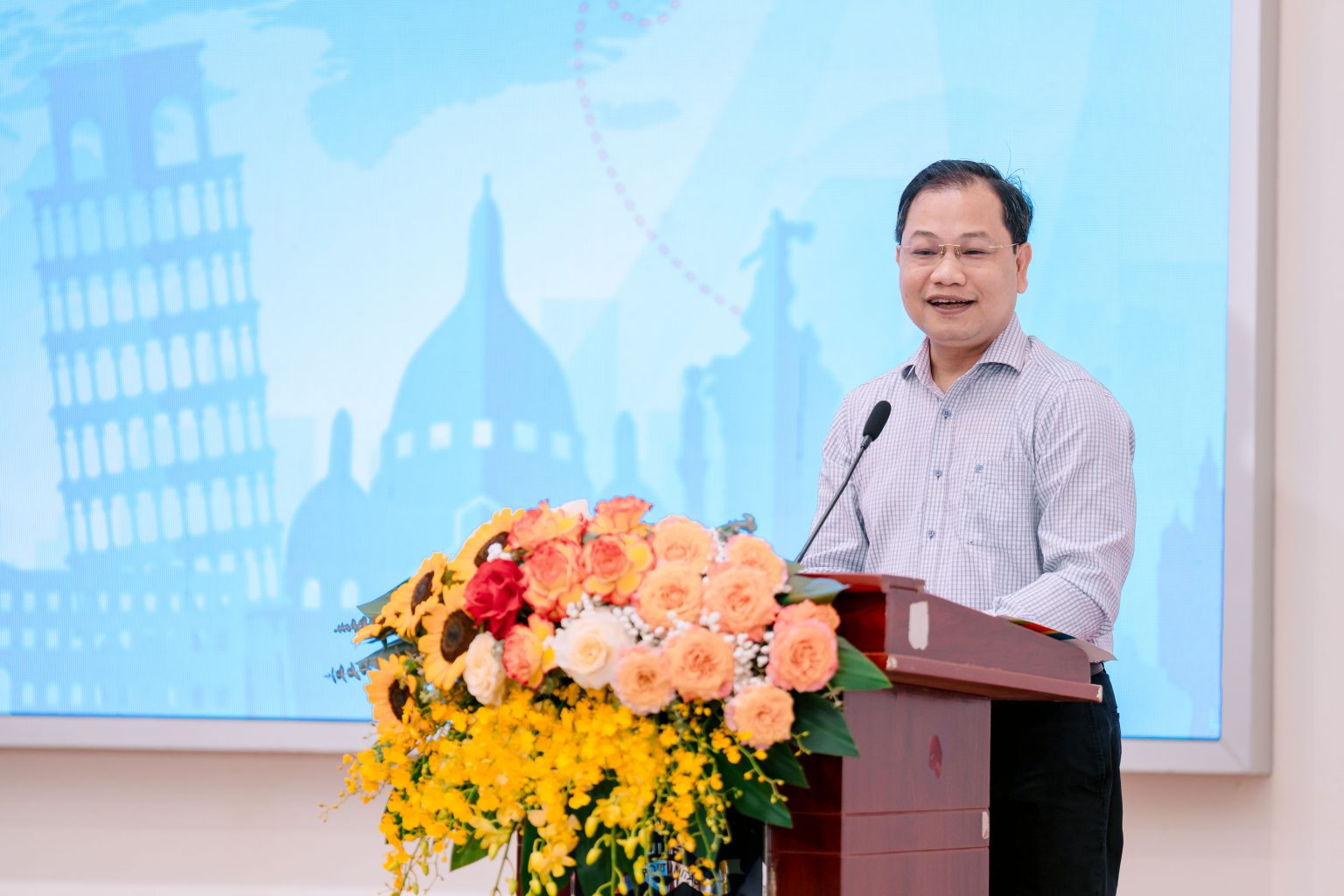 Trường THPT chuyên Ngoại ngữ tổ chức thành công Ngày hội Tư vấn tuyển ...