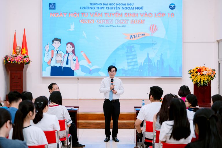 Trường THPT chuyên Ngoại ngữ tổ chức thành công Ngày hội Tư vấn tuyển ...