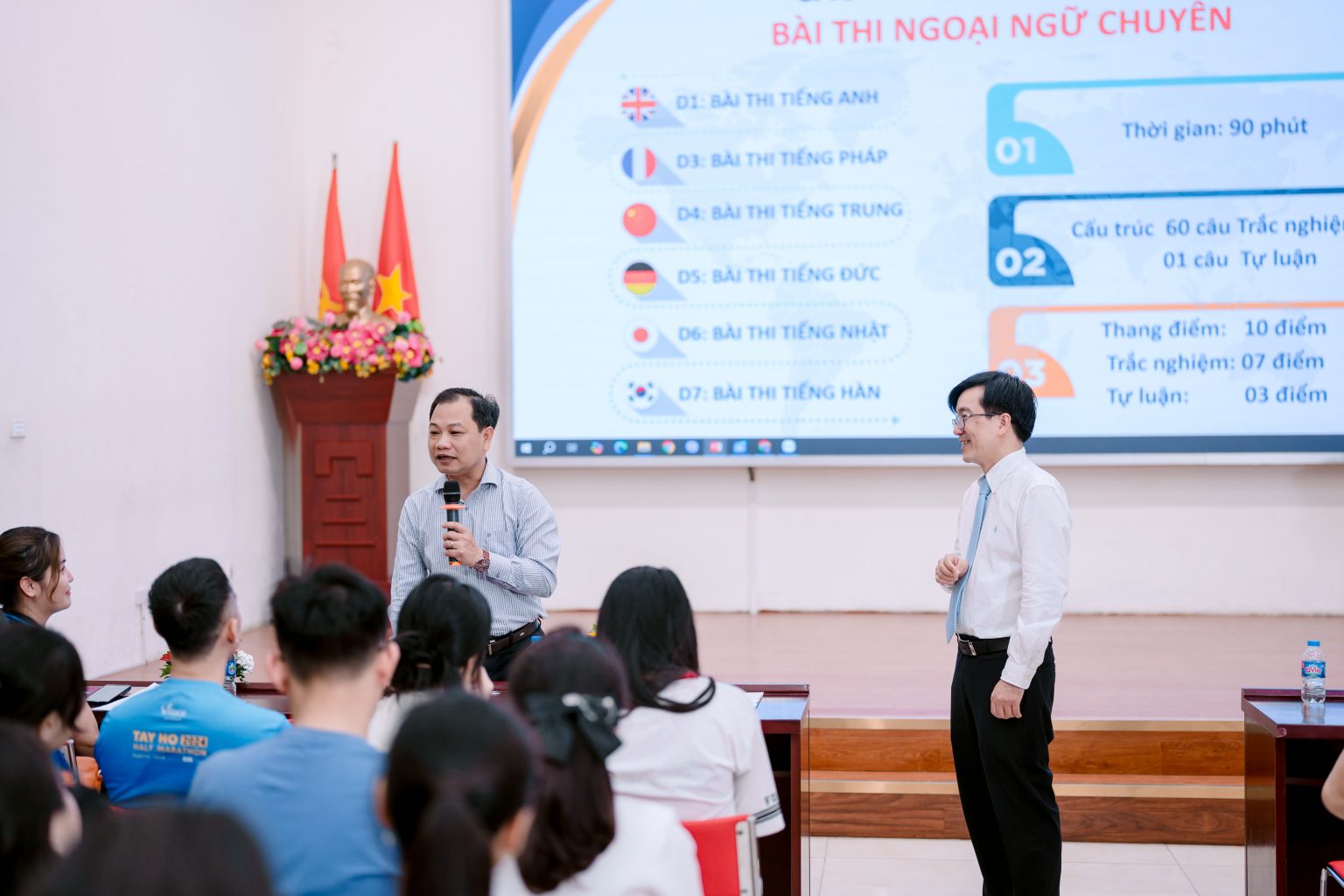 Trường THPT chuyên Ngoại ngữ tổ chức thành công Ngày hội Tư vấn tuyển ...