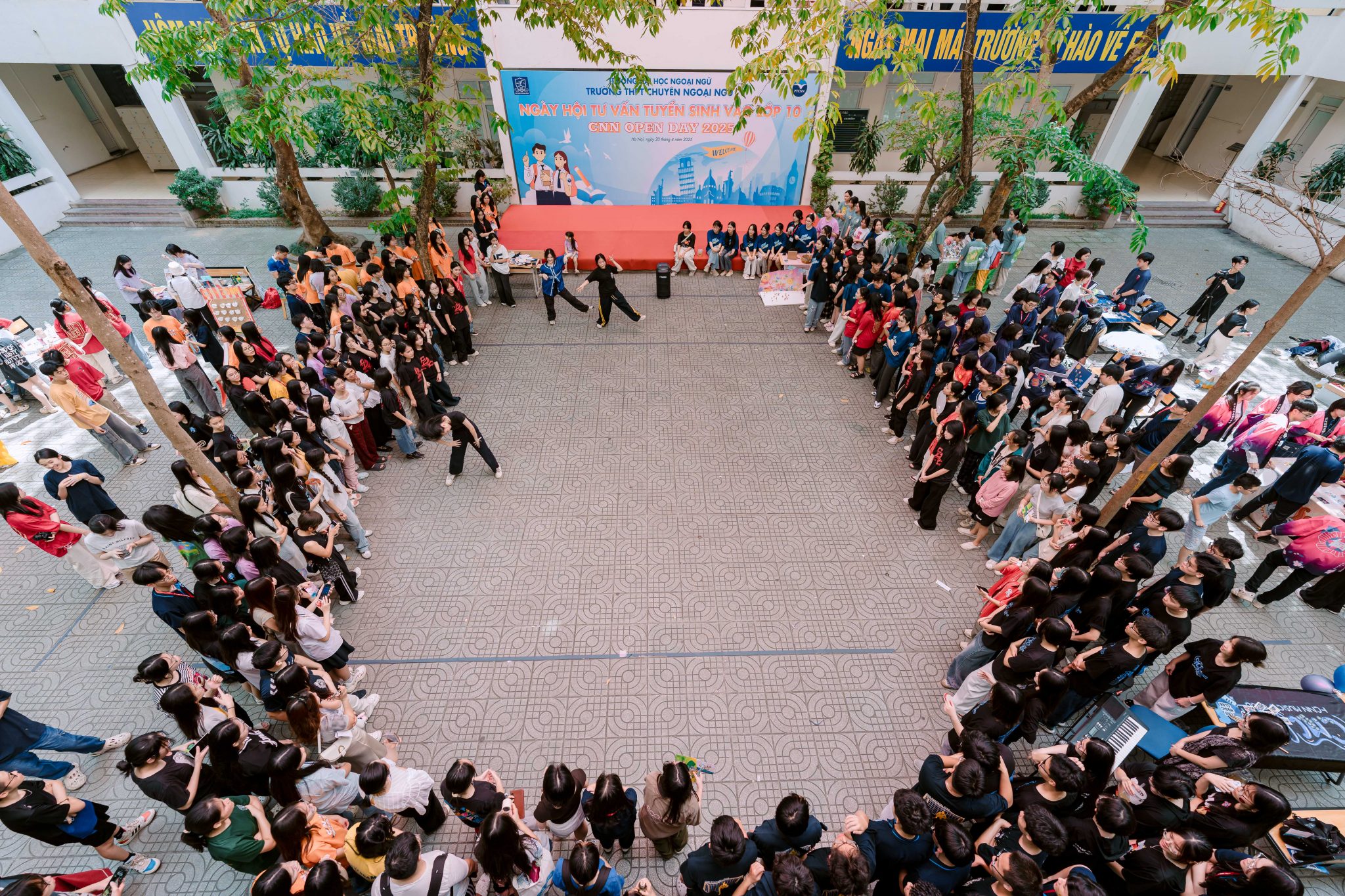 Trường THPT chuyên Ngoại ngữ tổ chức thành công Ngày hội Tư vấn tuyển ...