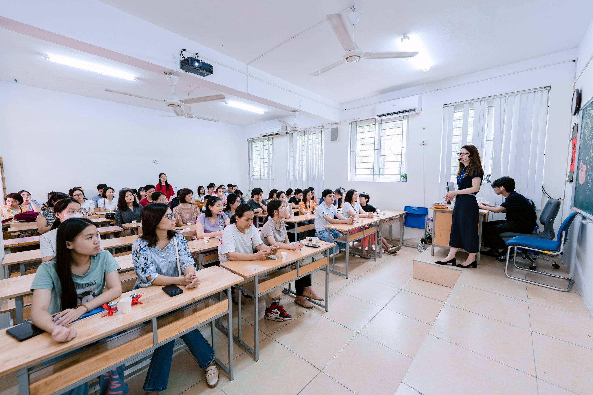 Trường THPT chuyên Ngoại ngữ tổ chức thành công Ngày hội Tư vấn tuyển ...
