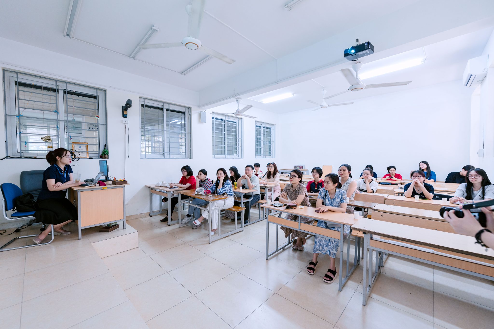 Trường THPT chuyên Ngoại ngữ tổ chức thành công Ngày hội Tư vấn tuyển ...