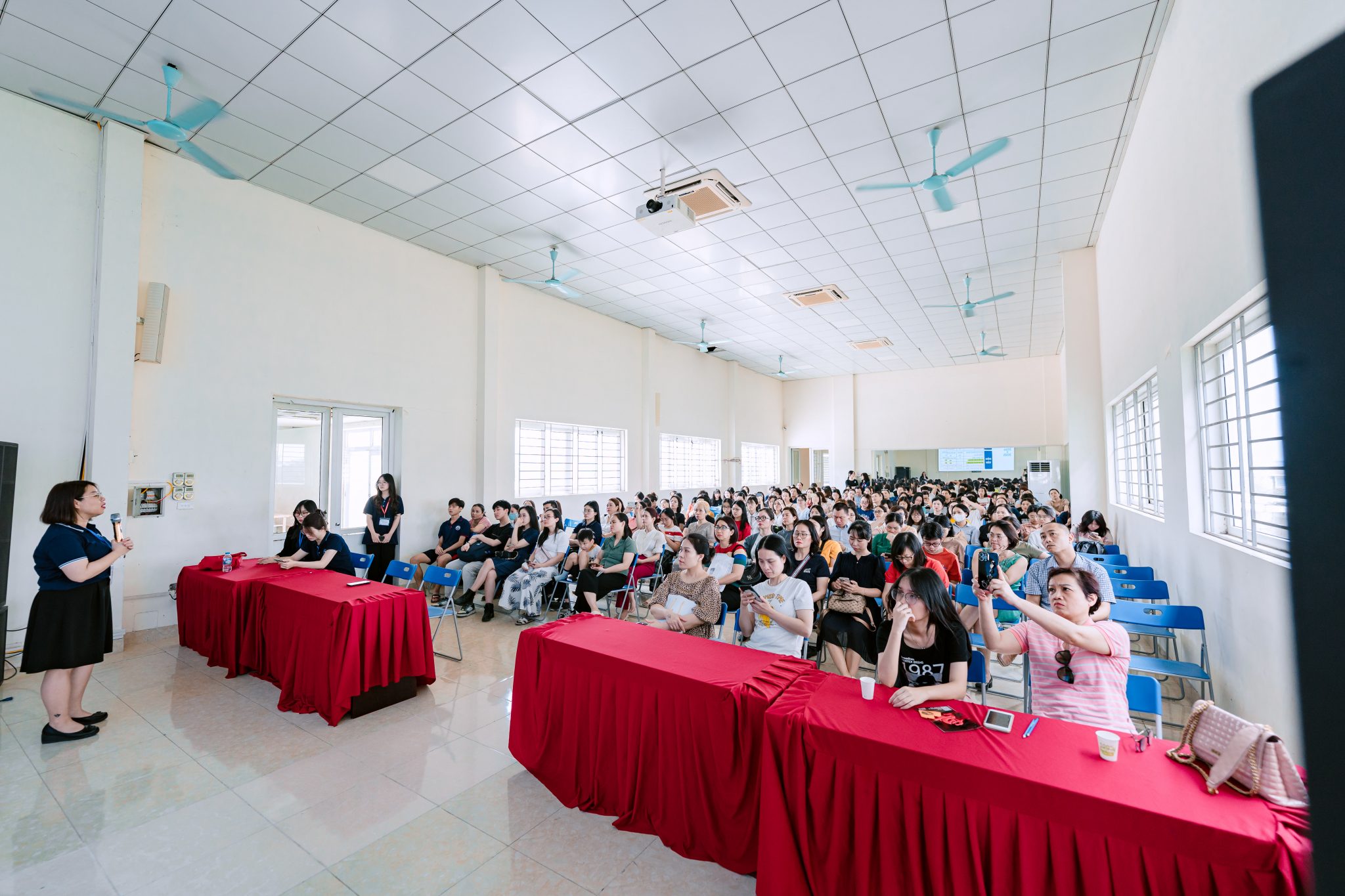 Trường THPT chuyên Ngoại ngữ tổ chức thành công Ngày hội Tư vấn tuyển ...