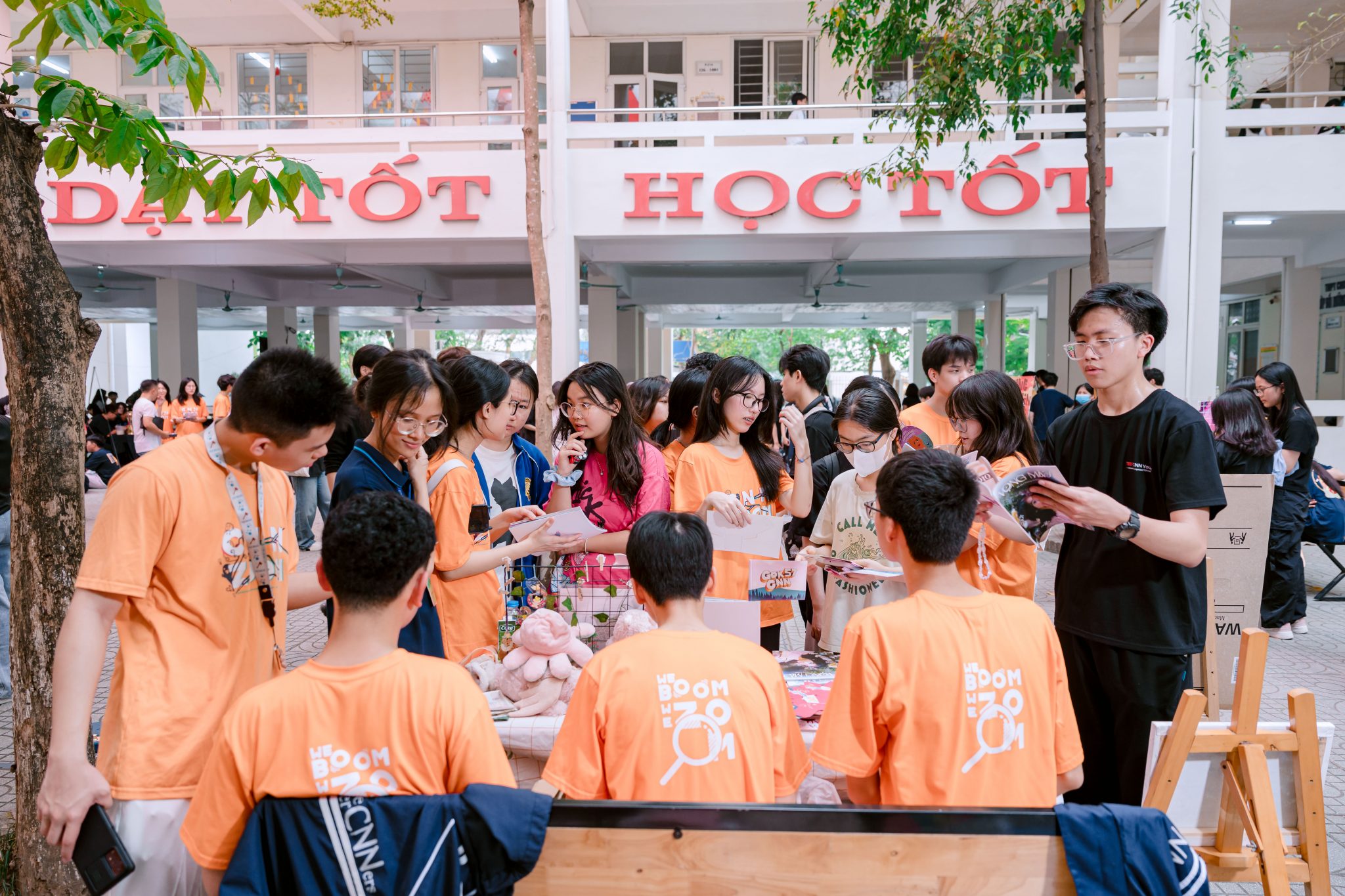 Trường THPT chuyên Ngoại ngữ tổ chức thành công Ngày hội Tư vấn tuyển ...